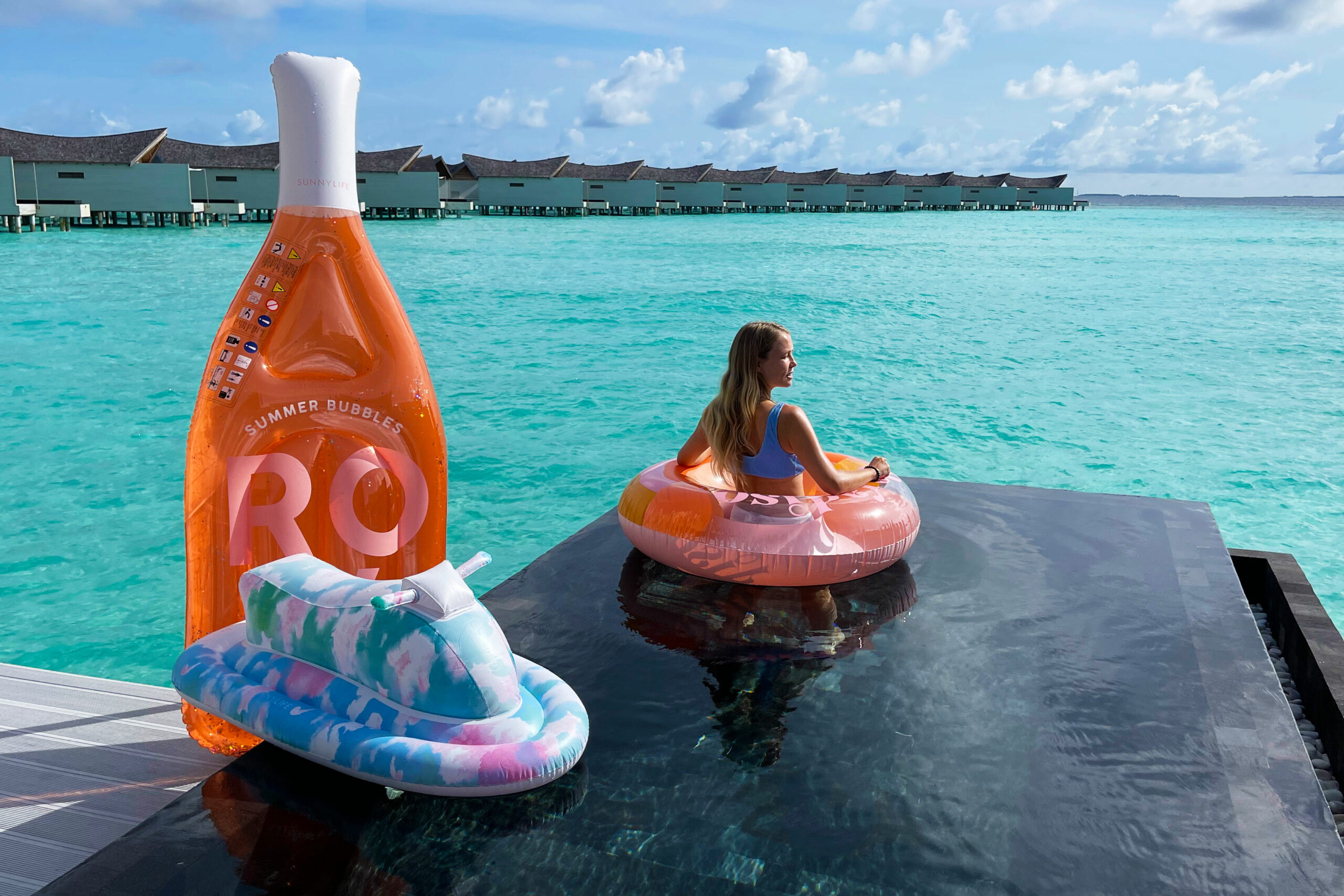 Neu: Pool Float Menu im Mövenpick Resort Kuredhivaru Maldives